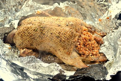 Утка фаршированная гречкой и яблоками в духовке, пошаговый рецепт с фото