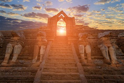 유네스코 세계 문화 유산으로 지정 된 캄 팽 펫 역사 공원에 있는 왓 창로의 고 대 관문 Unesco 조직된 단체에 대한 스톡