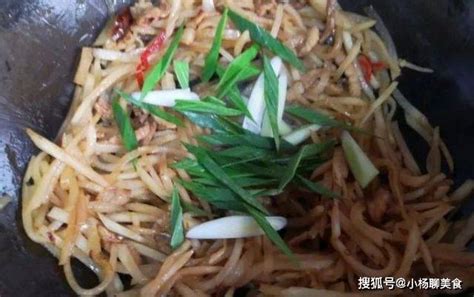 白萝卜和此物一起炒，隔三差五炒一盘，排出毒素，咳嗽不咳了步骤