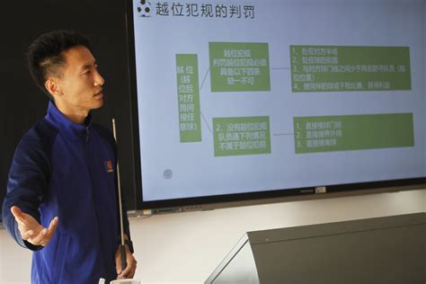 公平竞技，公正判罚——足球社团举行裁判员培训会议