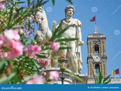 Torre Romana De La Escultura Y De Reloj Foto De Archivo Imagen De