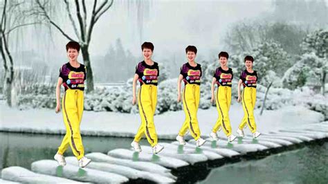 57步鬼步舞飄雪的季節更想你旋律醉人舞蹈飄逸笑春風廣場舞 YouTube
