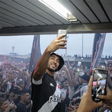 Payet desembarca no Rio de Janeiro e é recebido pela torcida do Vasco