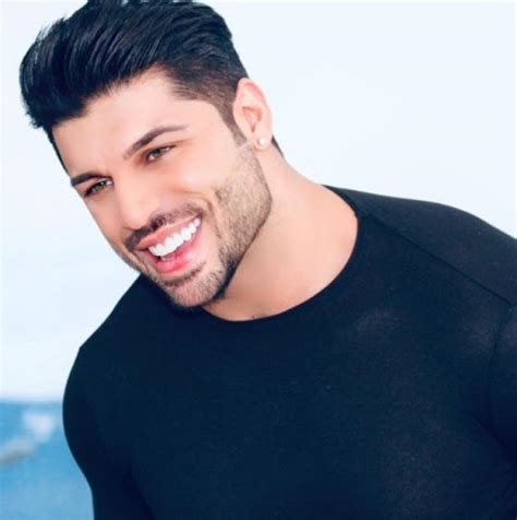 Фики и бременната му съпруга по влюбени от всякога избягаха на романтична почивка в Рая