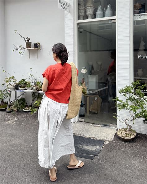 개똥닷컴 린넨 Gddc 시원한 체크 패턴과 컬러에 세련된 디자인을 더한 헤이즐블라우스가 제작 입고 되었습니다 여성스러운 디자인에 중성적인 컬러의 원단을 선택해