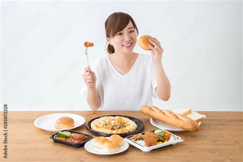 食べる女性 Stock 写真 Adobe Stock