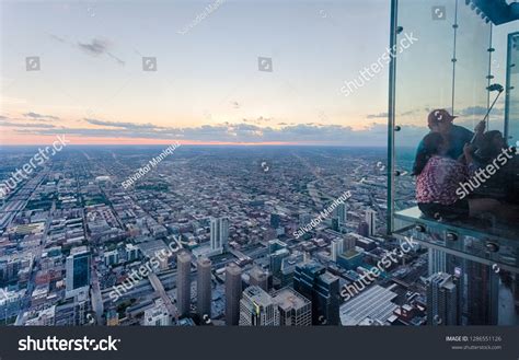 1 Tourists Taking Selfies One Glass Boxes Willis Tower Skydeck Ledge 图片