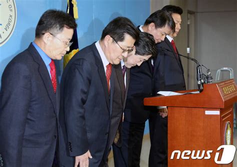 착잡한 유기준 의원과 당협위원장들