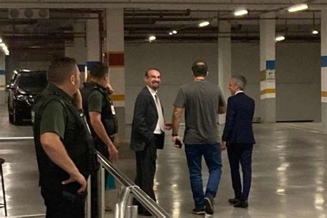 Após mais de horas de depoimento Mauro Cid deixa a sede da PF Política Diario de Pernambuco