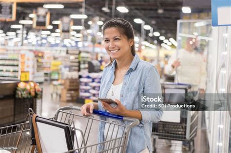 Женщина Любит Ходить По Магазинам На Складе Навалом Продуктов Питания