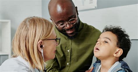 Une Pédiatre Mature Utilise Un Stéthoscope Pour Lexamen Dun Adorable