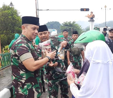 Kodim Sumedang Bagikan Takjil Di Bulan Suci Ramadhan Untuk Meningkatkan