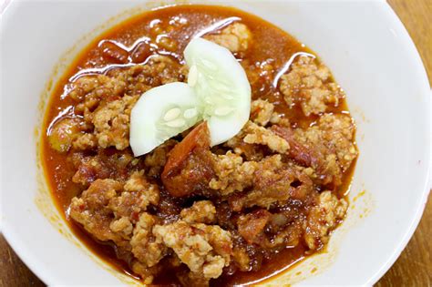태국 북부 스타일의 돼지고기와 토마토 칠리 양념 칠리 페이스트 또는 태국 음식 남 프리크 아 옹 남 프 릭 Aawng 남 프리크