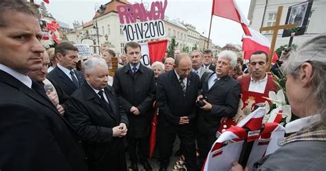 Politycy PiS kolejny raz spotkali się pod Pałacem Prezydenckim