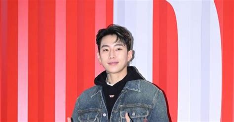 [사진]박재범 청청 힙하게 소화했어요