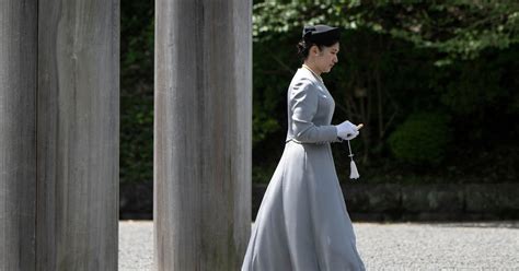 고 히로히토 묘소 참배하러 가는 아이코 일본 공주
