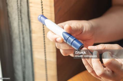 여자의 손가락에 랜 싯을 사용 하 여 혈당 측정기로 혈당을 확인 하기 닫습니다 의학 당뇨병 Glycemia 건강 관리 개념