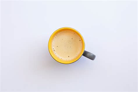 하얀 배경에 고립 된 상단에서 머그잔 뷰에 우유가 들어간 화이트 커피 0명에 대한 스톡 사진 및 기타 이미지 0명 기포 꼭대기 Istock