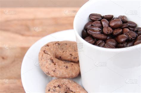 白色蛋白杏仁饼马克杯咖啡豆美烤咖啡豆褐色芳香的水平画幅形状