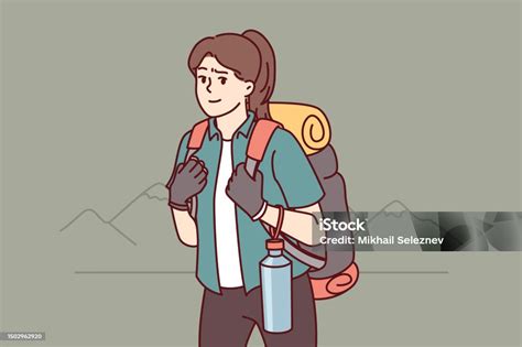 큰 배낭을 등에 메고 산 근처에서 포즈를 취하는 생수를 들고 하이킹을 마치고 돌아오는 여성 관광객 가방에 대한 스톡 벡터 아트 및 기타 이미지 Istock