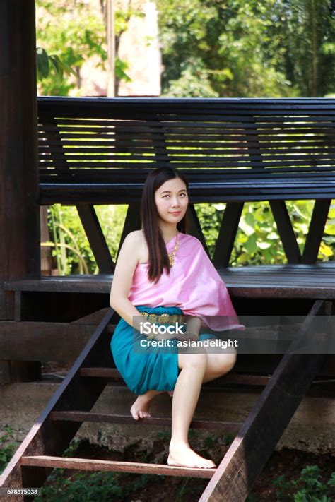 태국 물가 관의 전통 의상에서 미소 얼굴을 가진 태국 아시아 예 여자 20 29세에 대한 스톡 사진 및 기타 이미지 20