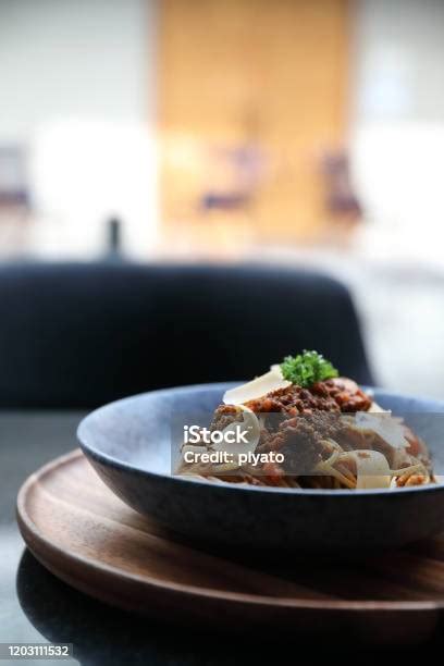 다진 쇠고기와 토마토 소스를 곁들인 스파게티 볼로네즈와 파마산 치즈와 바질 이탈리아 음식 가루로 빻은에 대한 스톡 사진 및 기타 이미지 가루로 빻은 고기 그릇