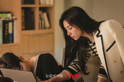 Bộ sưu tập trang sức của Kim Ji Won trong phim Nữ hoàng nước mắt