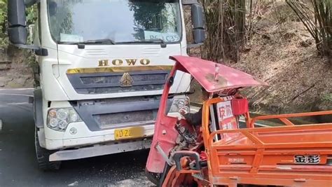视频｜三轮车撞上罐车 消防紧急救援被卡驾驶员 新重庆客户端