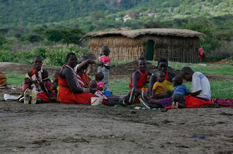 Во ова племе ЖИВОТНИТЕ имаат повеќе ПРАВА од жените Пијат крв и јадат само месо а ПЛУКАЊЕТО е