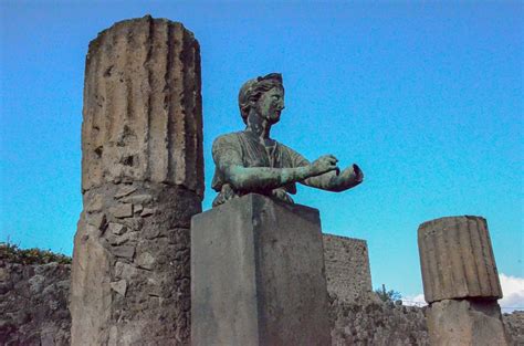 Statue Of A Woman Pompeii Travel Past 50