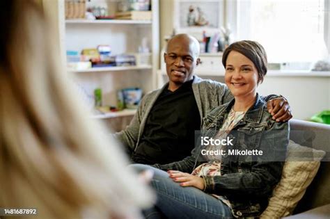 인종 간 커플 심리학 대화 및 지원이 있는 행복한 상담 및 치료사 소파 심리학자 상담 및 사람들과의 라운지 소파와 결혼과