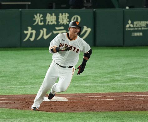 ＜巨・ヤ6＞2回、中田は二塁打を放つも足を痛め倒れ込むように二塁へ（撮影・沢田 明徳） ― スポニチ Sponichi Annex 野球