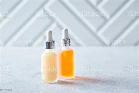 가벼운 배경에 얼굴 이나 바디 스킨 케어 제품 유리 병 셀프 케어 화장품 미용 관행 자기 관리 개념 갈매나무에 대한 스톡 사진