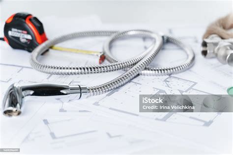 집에서 배관 프로젝트 그림 도표 아파트 건물의 물 공급 계획 집에서 수리를하는 남자 수리공 장치 부속품 호스 탭 조정가능한 렌치 압력 감속기 테이프 측정 계획에 대한 스톡