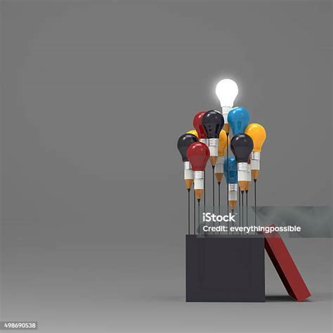 Menggambar Pensil Ide Dan Konsep Bola Lampu Di Luar Kotak Foto Stok
