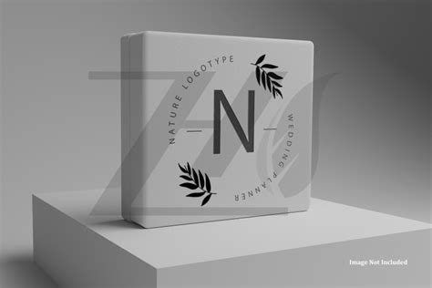 دانلود فایل لایه باز موکاپ لوگو N روی جعبه مقوایی رنگ روشن دانلود