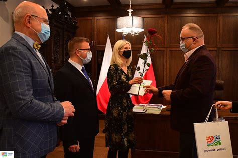 Piła Awanse zawodowe w powiatowej oświacie ZDJĘCIA Piła Nasze Miasto