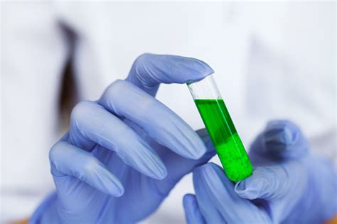 과학자는 그녀의 연구를 하 고 화학 실험입니다 노무자 테스트 얼굴 화장품입니다 과학자는 실험실에서 액체 내부 테스트 튜브를 개최 Stem 주제에 대한 스톡 사진 및 기타