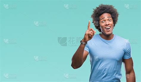 非裔美国人在孤立的背景下指着成功的想法。退出和快乐。第一。