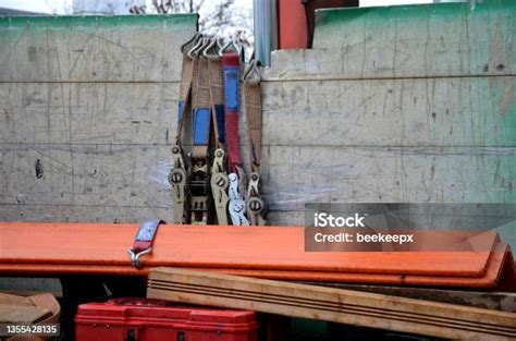 수송된 화물의 타박상에 대해 슬링과 코너가 중단된 트럭의 측면 벽돌과 같은 날카로운 하중을 운반하기위한 플라스틱 보호기 앵커