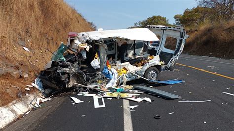FOTOS Ambulancia choca en la carretera Pátzcuaro Uruapan