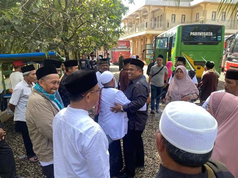Suhatri Bur Lepas Jamaah Syattariah Ziarah Kubur — Lintas Sumbar