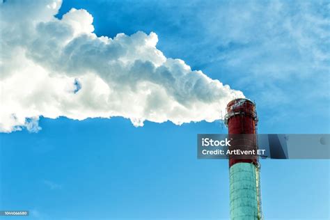 工廠工廠煙霧堆積在藍天背景下能源發電和空氣環境污染工業現場 照片檔及更多 精煉廠 照片 精煉廠 全球性 化學品 Istock