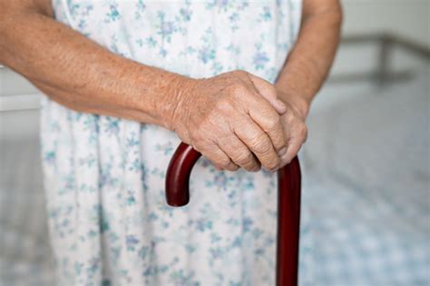 아시아 노인 장애 여성이 웨일링 스틱 나무 지팡이 둥근 손잡이 걷는 데 도움이 되는 보행 보조기구를 들고 있다 간호사에 대한
