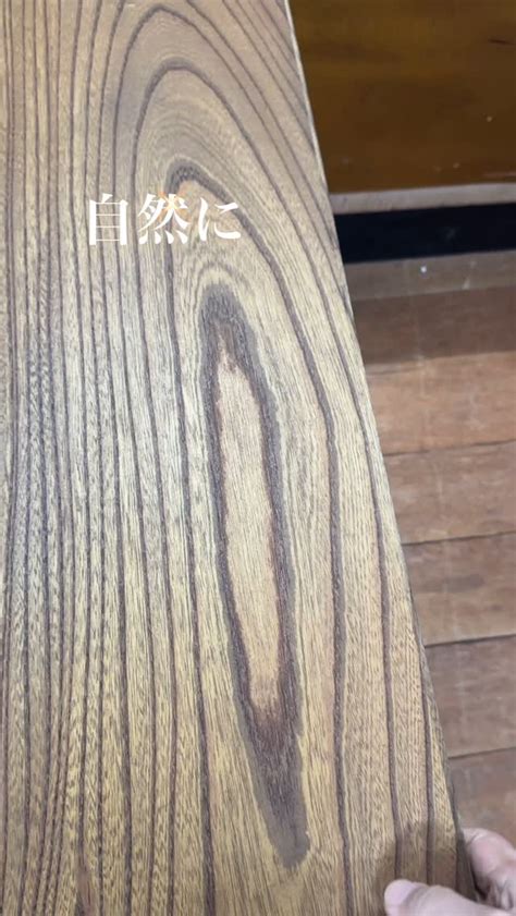 伝統技法 祥雲 彫刻のとりつけ中のこと、、、 彫刻の背（高さ）がちょっとだけ大きくて入らないということがありました。 少し彫刻の方を削って