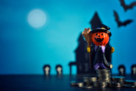 할로윈 호박 잭오랜 턴 진한 파란색 배경에 할로윈 호박 배경입니다 할로윈입니다 잭오랜 턴입니다 할로윈 잭오랜 턴입니다 즐거운 할로윈 보내세요 10월에 대한 스톡 사진 및