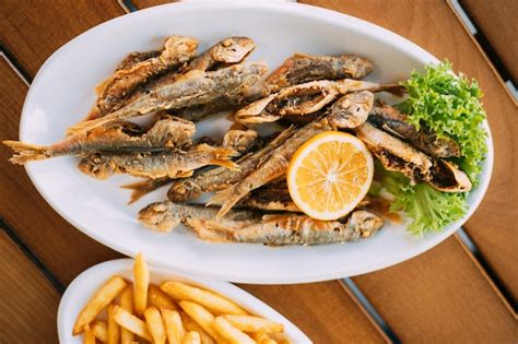 Prato Da Culinária Nacional Georgiana Tainha Peixe Com Laranja E