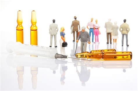 Pessoas Em Miniatura Homem E Mulher De Pé Perto De Ampolas Médicas E