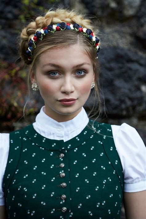 Bildergebnis für dirndl Oktoberfest frisur Flechtfrisuren dirndl Dirndl
