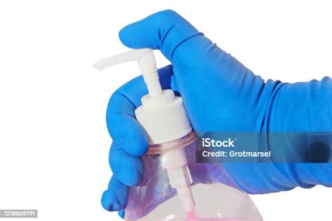 파란색 고무 장갑에 액체 비누 플라스틱 펌프 병을 흰색으로 분리하십시오 가정 0명에 대한 스톡 사진 및 기타 이미지 0명 가사 집안일 가정 생활 Istock